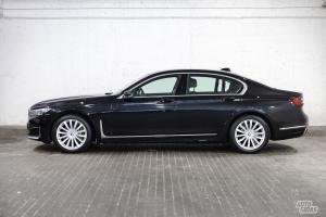 Black BMW 730 2021 in Vilnius, with an engine capacity of 3.00 L and mileage of 108 thousand km for 45881 €, photo 4 on AUTOMOTO.COM.LV