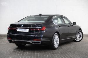 Black BMW 730 2021 in Vilnius, with an engine capacity of 3.00 L and mileage of 108 thousand km for 45881 €, photo 8 on AUTOMOTO.COM.LV