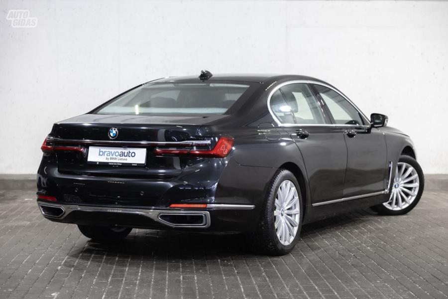 Black BMW 730 2021 in Vilnius, with an engine capacity of 3.00 L and mileage of 108 thousand km for 45881 €, photo 8 on AUTOMOTO.COM.LV