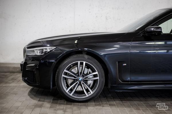 Black BMW 730 2022 in Vilnius, with an engine capacity of 3.00 L and mileage of 51 thousand km for 52991 €, photo 5 on AUTOMOTO.COM.LV