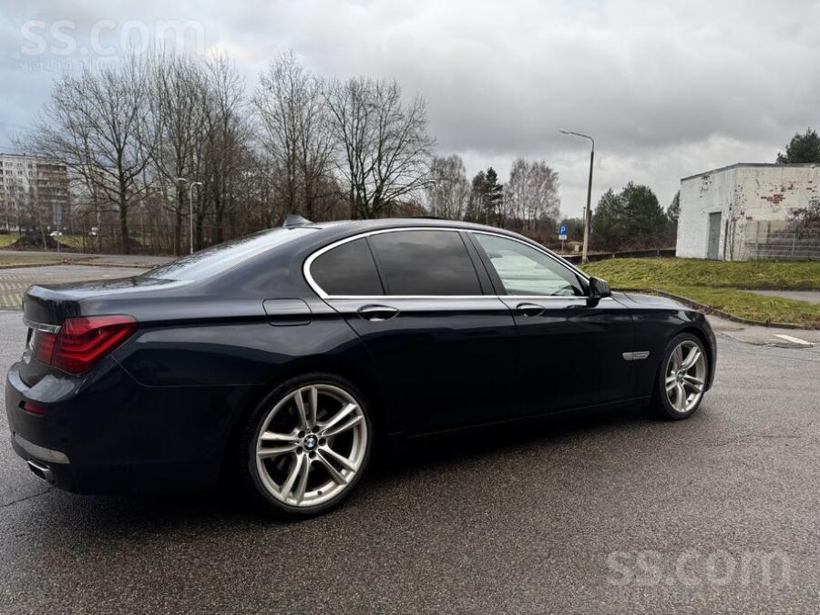 Blue BMW 730 2010 in Riga, with an engine capacity of 3.00 L and mileage of 280 thousand km for 10500 €, photo 5 on AUTOMOTO.COM.LV