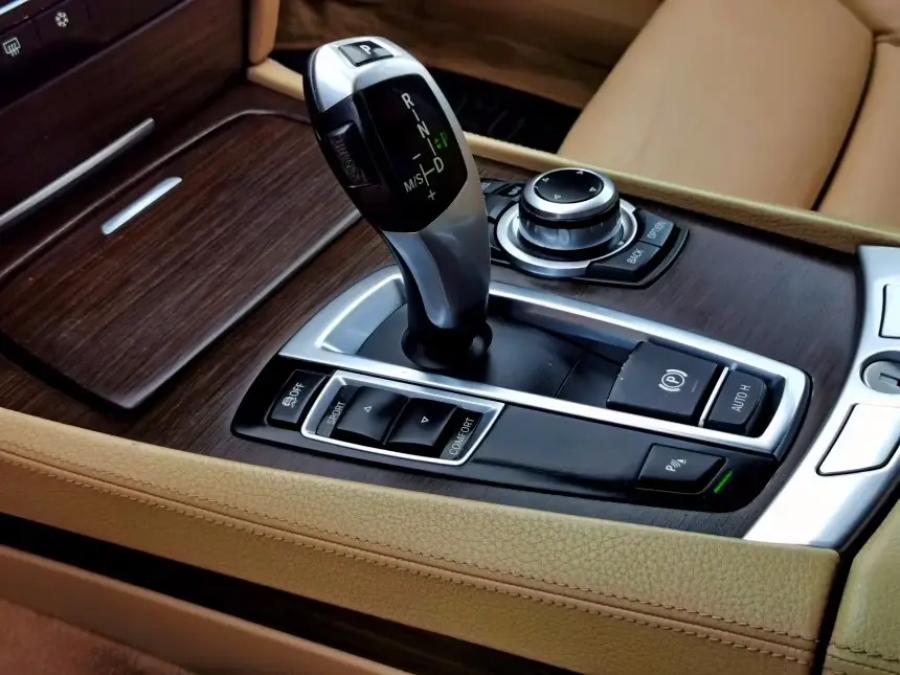 Blue BMW 730 2010 in Riga, with an engine capacity of 3.00 L and mileage of 371 thousand km for 10990 €, photo 13 on AUTOMOTO.COM.LV
