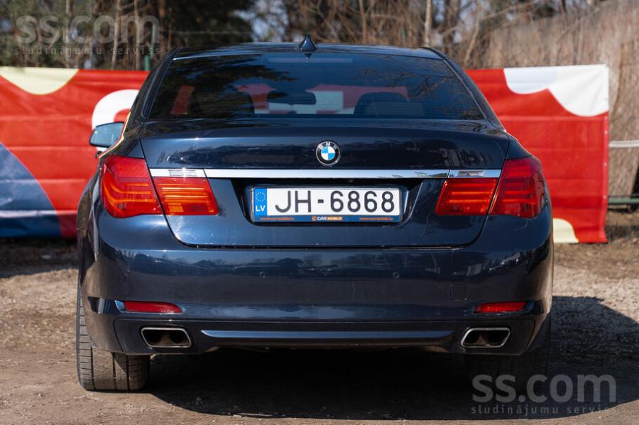 Blue BMW 730 2011 in Riga, with an engine capacity of 3.00 L and mileage of 305 thousand km for 12000 €, photo 4 on AUTOMOTO.COM.LV