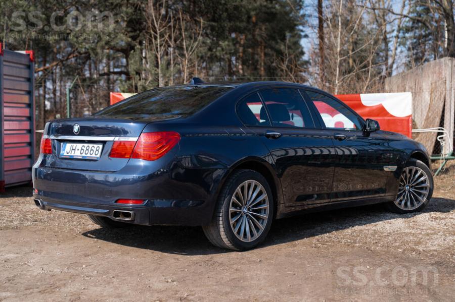 Blue BMW 730 2011 in Riga, with an engine capacity of 3.00 L and mileage of 305 thousand km for 12000 €, photo 5 on AUTOMOTO.COM.LV