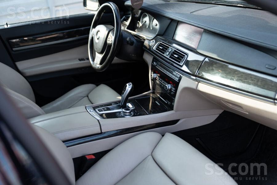 Blue BMW 730 2011 in Riga, with an engine capacity of 3.00 L and mileage of 305 thousand km for 12000 €, photo 8 on AUTOMOTO.COM.LV