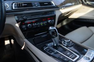 Blue BMW 730 2011 in Riga, with an engine capacity of 3.00 L and mileage of 305 thousand km for 12000 €, photo 10 on AUTOMOTO.COM.LV