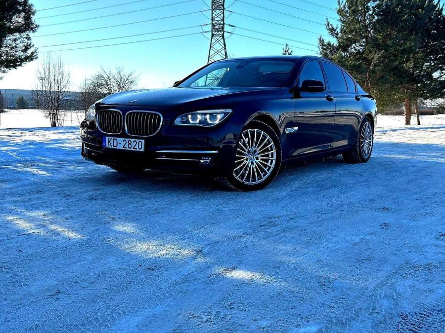 Blue BMW 730 2013 in Riga, with an engine capacity of 3.00 L and mileage of 320 thousand km for 14300 €, photo 5 on AUTOMOTO.COM.LV