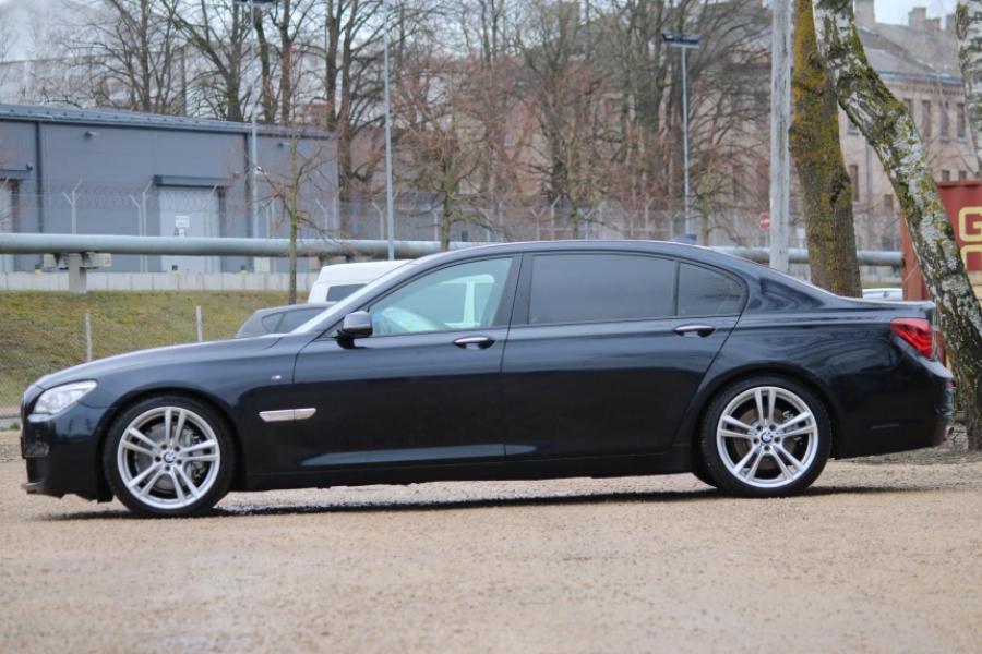 Blue BMW 730 2014 in Riga, with an engine capacity of 3.00 L and mileage of 245 thousand km for 16490 €, photo 12 on AUTOMOTO.COM.LV