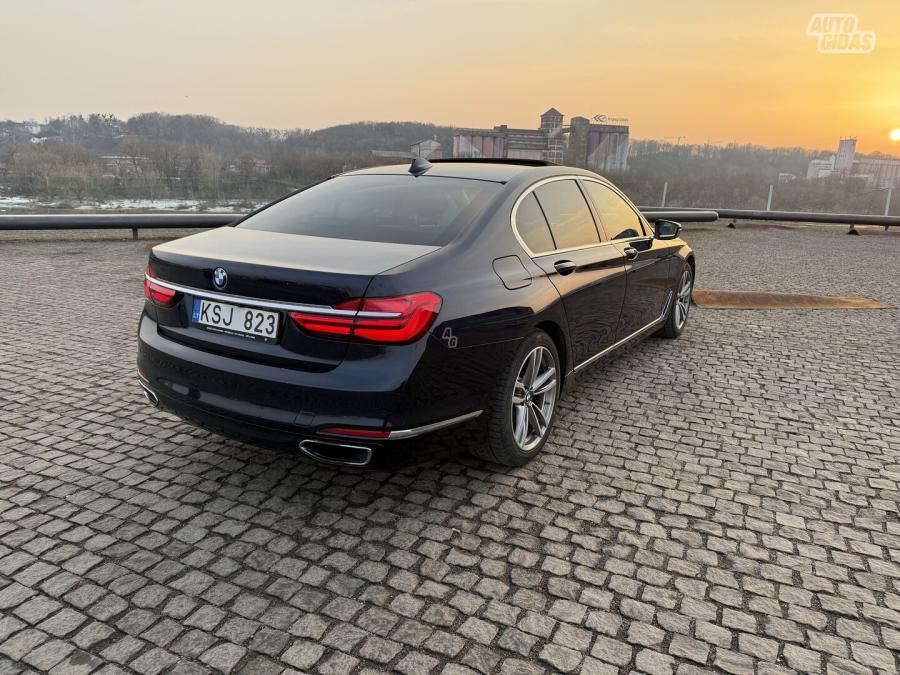 Blue BMW 730 2016 in Kaunas, with an engine capacity of 3.00 L and mileage of 247 thousand km for 21499 €, photo 5 on AUTOMOTO.COM.LV