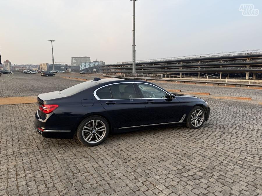 Blue BMW 730 2016 in Kaunas, with an engine capacity of 3.00 L and mileage of 247 thousand km for 21499 €, photo 9 on AUTOMOTO.COM.LV