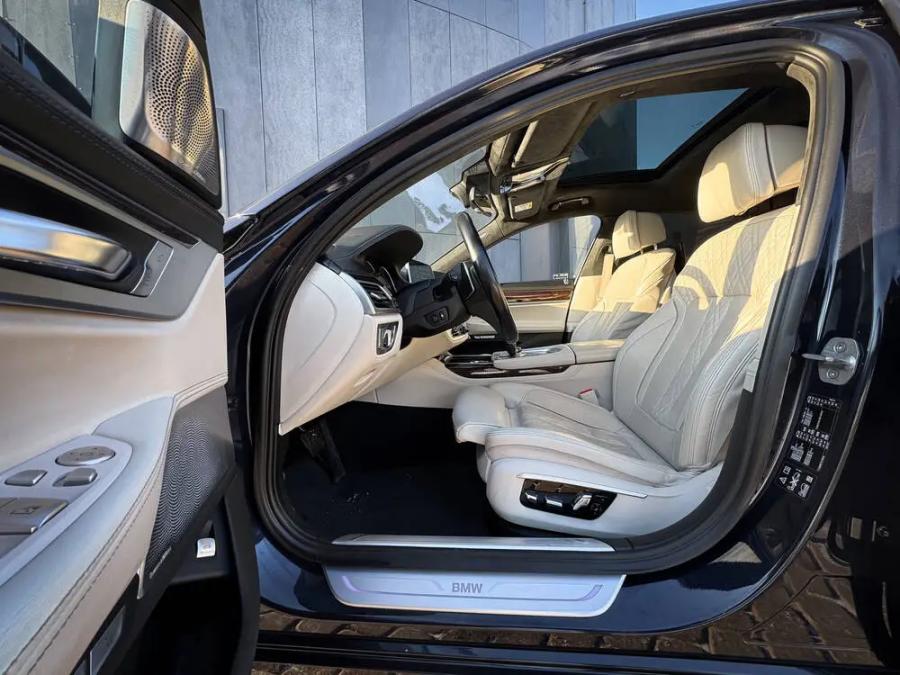 Blue BMW 730 2016 in Riga, with an engine capacity of 3.00 L and mileage of 200 thousand km for 12500 €, photo 15 on AUTOMOTO.COM.LV