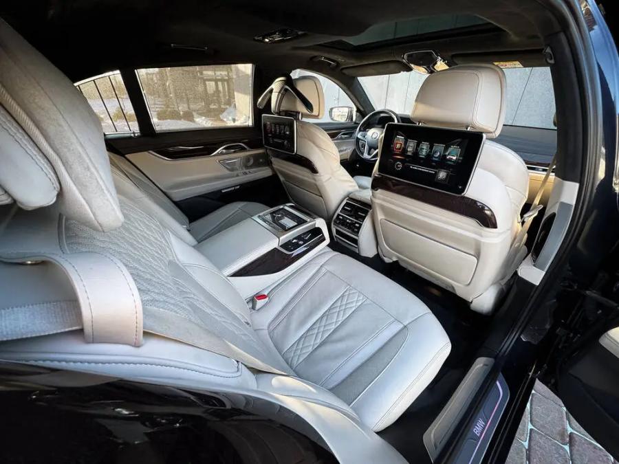 Blue BMW 730 2016 in Riga, with an engine capacity of 3.00 L and mileage of 200 thousand km for 12500 €, photo 17 on AUTOMOTO.COM.LV