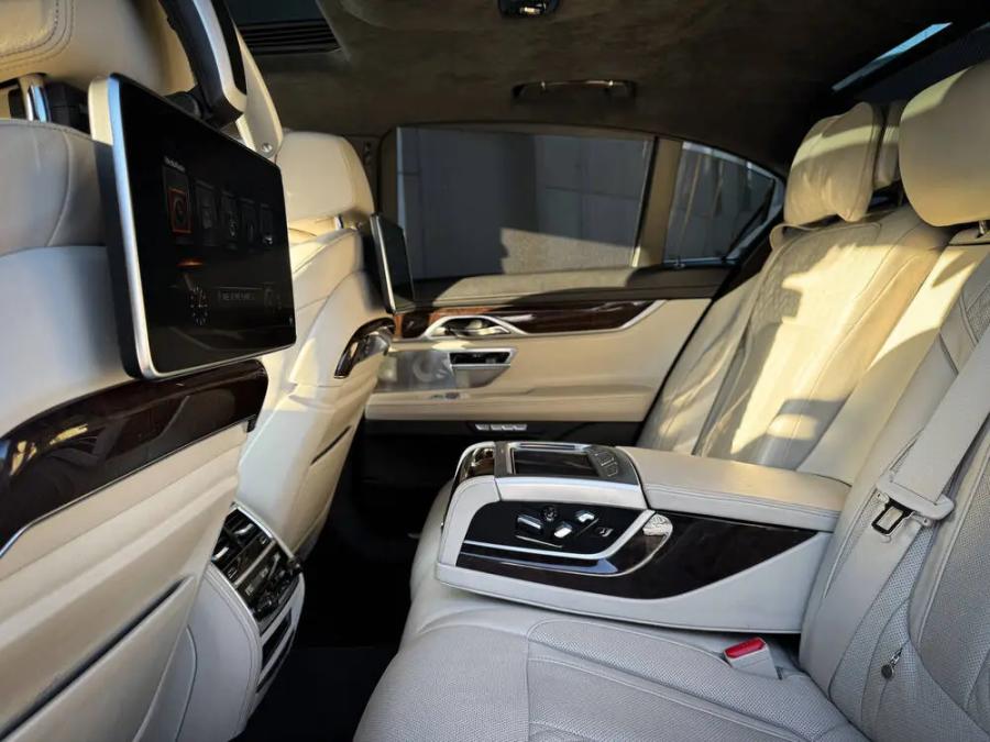 Blue BMW 730 2016 in Riga, with an engine capacity of 3.00 L and mileage of 200 thousand km for 12500 €, photo 18 on AUTOMOTO.COM.LV