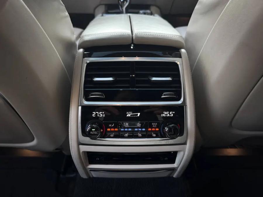 Blue BMW 730 2016 in Riga, with an engine capacity of 3.00 L and mileage of 200 thousand km for 12500 €, photo 19 on AUTOMOTO.COM.LV