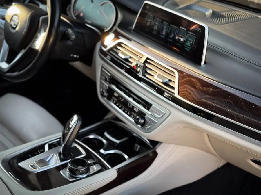 Blue BMW 730 2016 in Riga, with an engine capacity of 3.00 L and mileage of 200 thousand km for 12500 €, photo 25 on AUTOMOTO.COM.LV