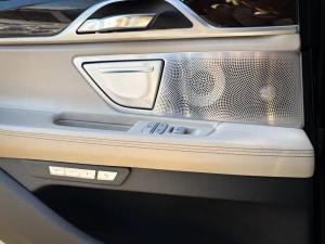 Blue BMW 730 2016 in Riga, with an engine capacity of 3.00 L and mileage of 200 thousand km for 12500 €, photo 36 on AUTOMOTO.COM.LV