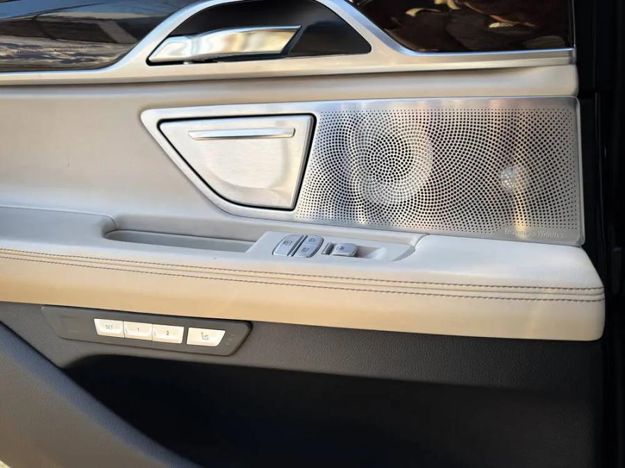 Blue BMW 730 2016 in Riga, with an engine capacity of 3.00 L and mileage of 200 thousand km for 12500 €, photo 36 on AUTOMOTO.COM.LV