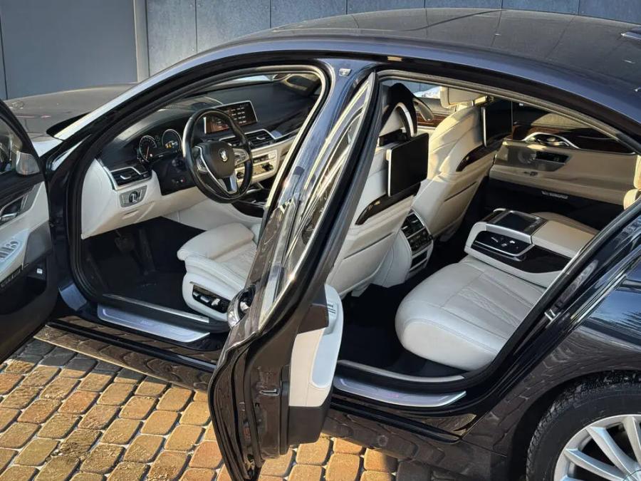 Blue BMW 730 2016 in Riga, with an engine capacity of 3.00 L and mileage of 200 thousand km for 12500 €, photo 41 on AUTOMOTO.COM.LV