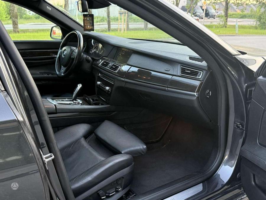 Brown BMW 730 2011 in Vilnius, with an engine capacity of 2.99 L and mileage of 364 thousand km for 5900 €, photo 14 on AUTOMOTO.COM.LV