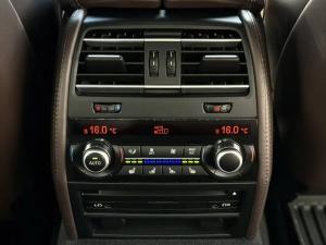 Brūns BMW 730 2015 Rīga, ar dzinēja tilpumu 3.00 L un nobraukumu 237 tūkst. km par 18900 €, foto 43 vietnē AUTOMOTO.COM.LV
