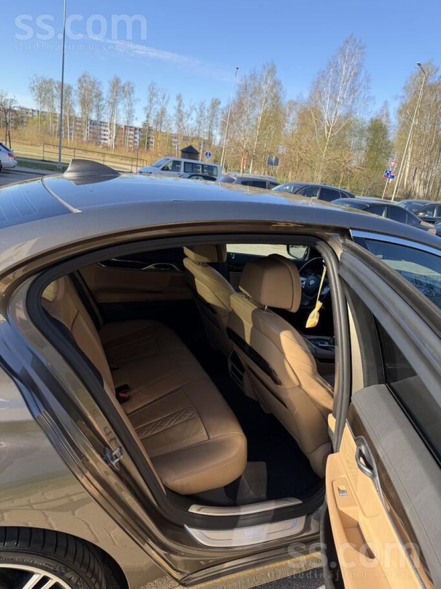 Brown BMW 730 2018 in Ogre, with an engine capacity of 3.00 L and mileage of 165 thousand km for 27700 €, photo 4 on AUTOMOTO.COM.LV