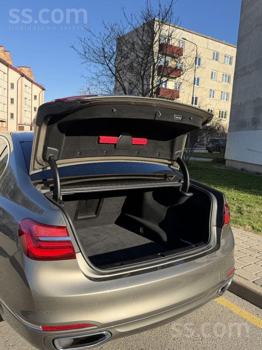 Brown BMW 730 2018 in Ogre, with an engine capacity of 3.00 L and mileage of 165 thousand km for 27700 €, photo 10 on AUTOMOTO.COM.LV