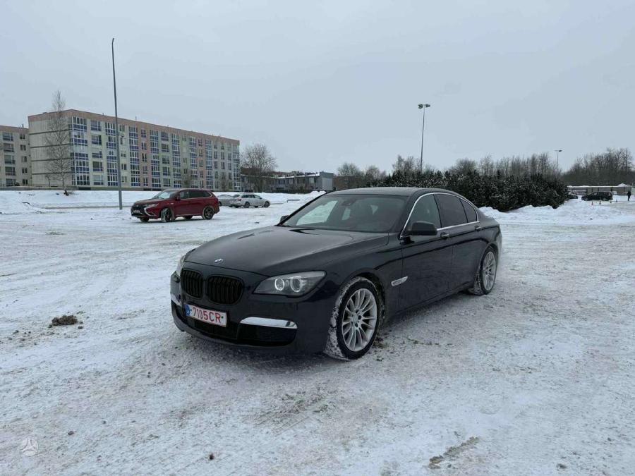 Grey BMW 730 2011 in Siauliai, with an engine capacity of 3.00 L and mileage of 327 thousand km for 10500 €, photo 1 on AUTOMOTO.COM.LV