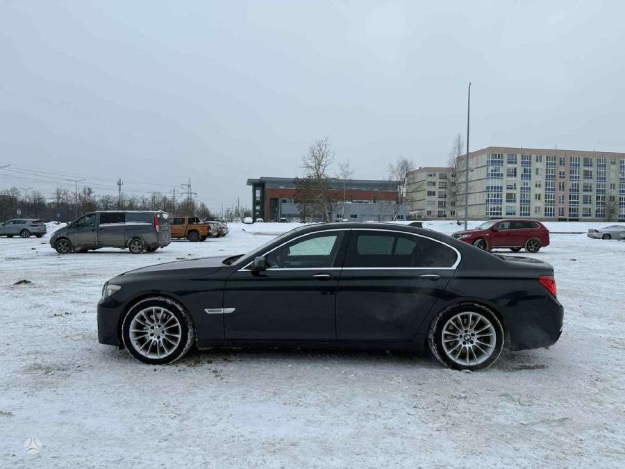 Grey BMW 730 2011 in Siauliai, with an engine capacity of 3.00 L and mileage of 327 thousand km for 10500 €, photo 2 on AUTOMOTO.COM.LV