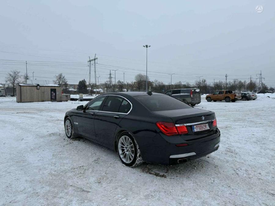 Grey BMW 730 2011 in Siauliai, with an engine capacity of 3.00 L and mileage of 327 thousand km for 10500 €, photo 3 on AUTOMOTO.COM.LV