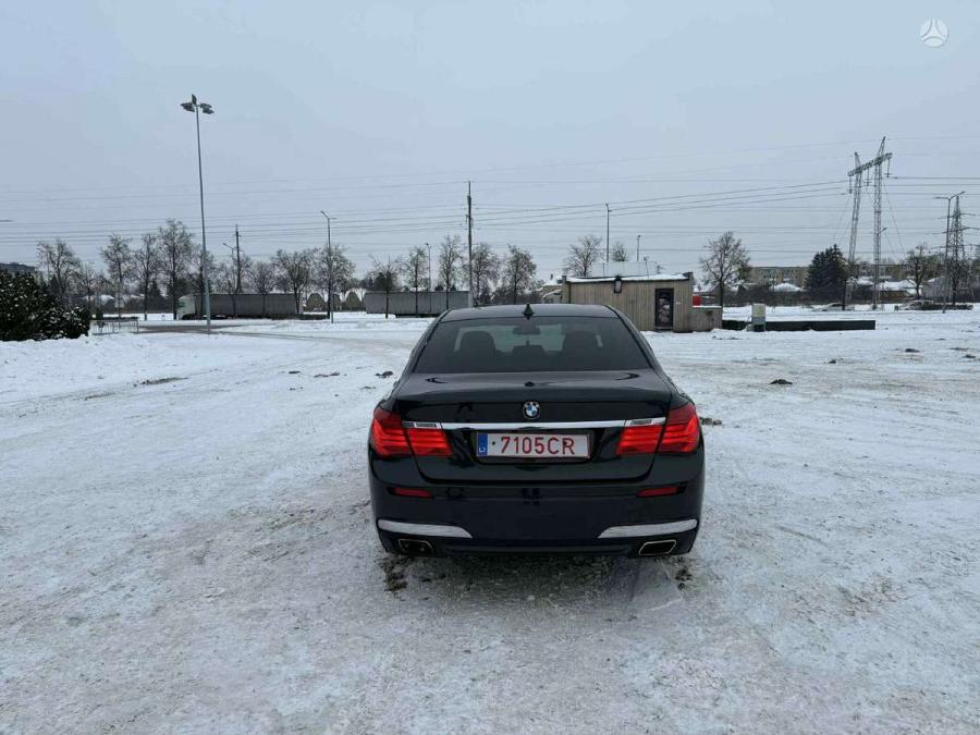 Grey BMW 730 2011 in Siauliai, with an engine capacity of 3.00 L and mileage of 327 thousand km for 10500 €, photo 4 on AUTOMOTO.COM.LV