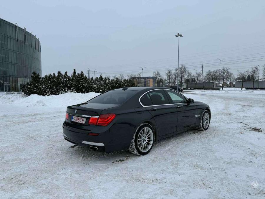 Grey BMW 730 2011 in Siauliai, with an engine capacity of 3.00 L and mileage of 327 thousand km for 10500 €, photo 5 on AUTOMOTO.COM.LV