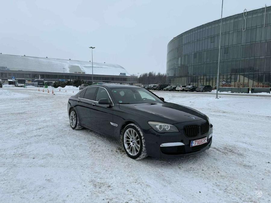 Grey BMW 730 2011 in Siauliai, with an engine capacity of 3.00 L and mileage of 327 thousand km for 10500 €, photo 6 on AUTOMOTO.COM.LV
