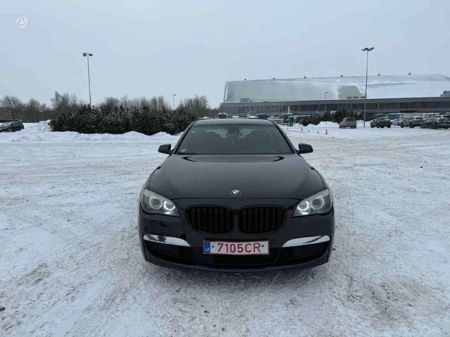 Grey BMW 730 2011 in Siauliai, with an engine capacity of 3.00 L and mileage of 327 thousand km for 10500 €, photo 7 on AUTOMOTO.COM.LV