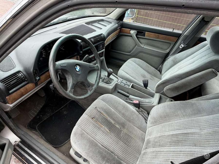 Grey BMW 730 1990 in Kretinga, with an engine capacity of 3.00 L and mileage of 250 thousand km for 1750 €, photo 9 on AUTOMOTO.COM.LV