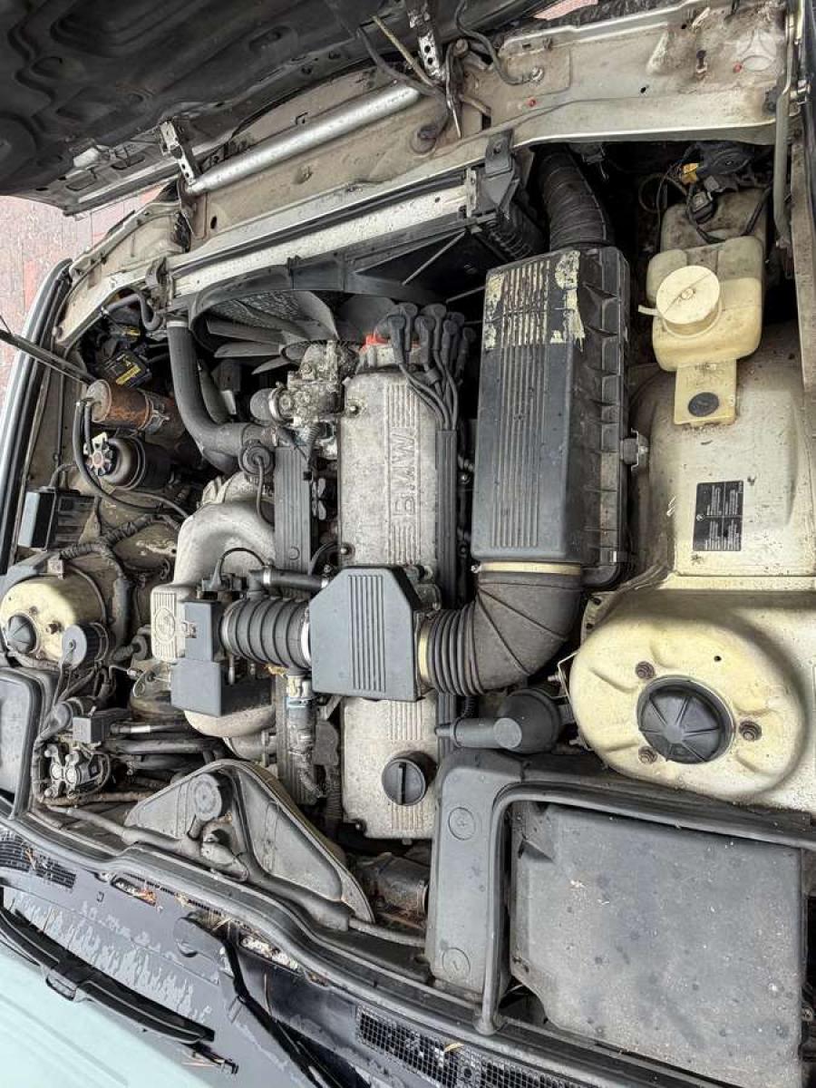 Grey BMW 730 1990 in Kretinga, with an engine capacity of 3.00 L and mileage of 250 thousand km for 1750 €, photo 12 on AUTOMOTO.COM.LV