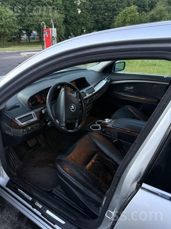 Grey BMW 730 2003 in Liepaja, with an engine capacity of 3.00 L and mileage of 306 thousand km for 1800 €, photo 5 on AUTOMOTO.COM.LV