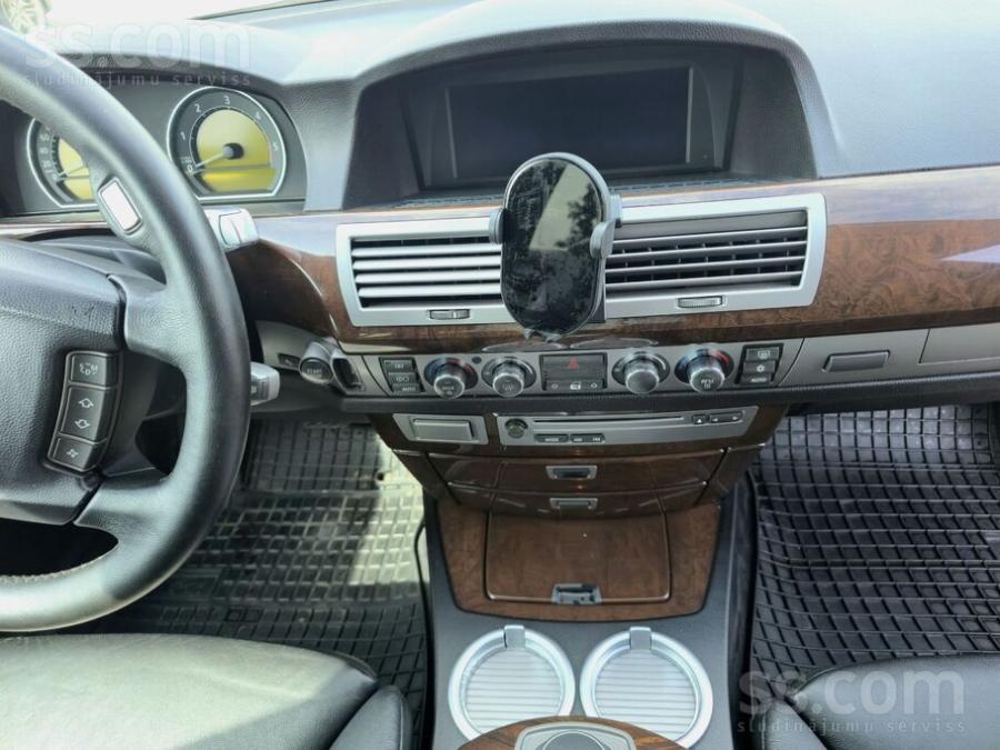 Grey BMW 730 2005 in Riga, with an engine capacity of 3.00 L and mileage of 408 thousand km for 5900 €, photo 17 on AUTOMOTO.COM.LV
