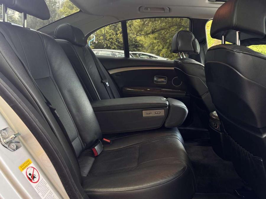 Grey BMW 730 2006 in Vilnius, with an engine capacity of 2.99 L and mileage of 336 thousand km for 2999 €, photo 18 on AUTOMOTO.COM.LV