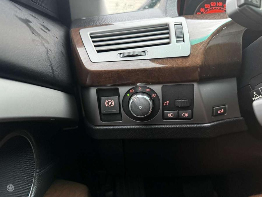 Grey BMW 730 2006 in Vilnius, with an engine capacity of 2.99 L and mileage of 330 thousand km for 3600 €, photo 24 on AUTOMOTO.COM.LV
