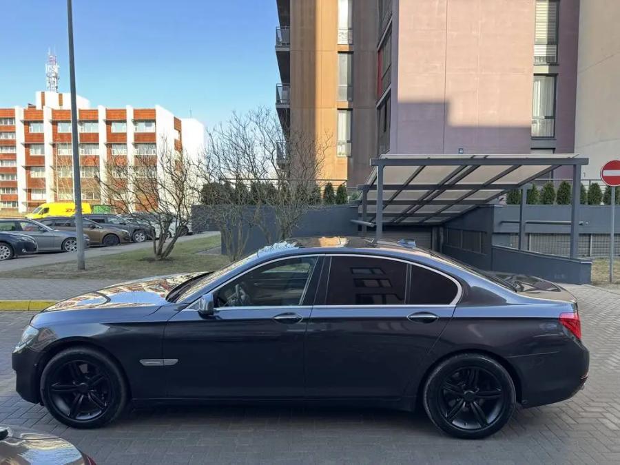 Grey BMW 730 2008 in Riga, with an engine capacity of 3.00 L and mileage of 345 thousand km for 8990 €, photo 3 on AUTOMOTO.COM.LV