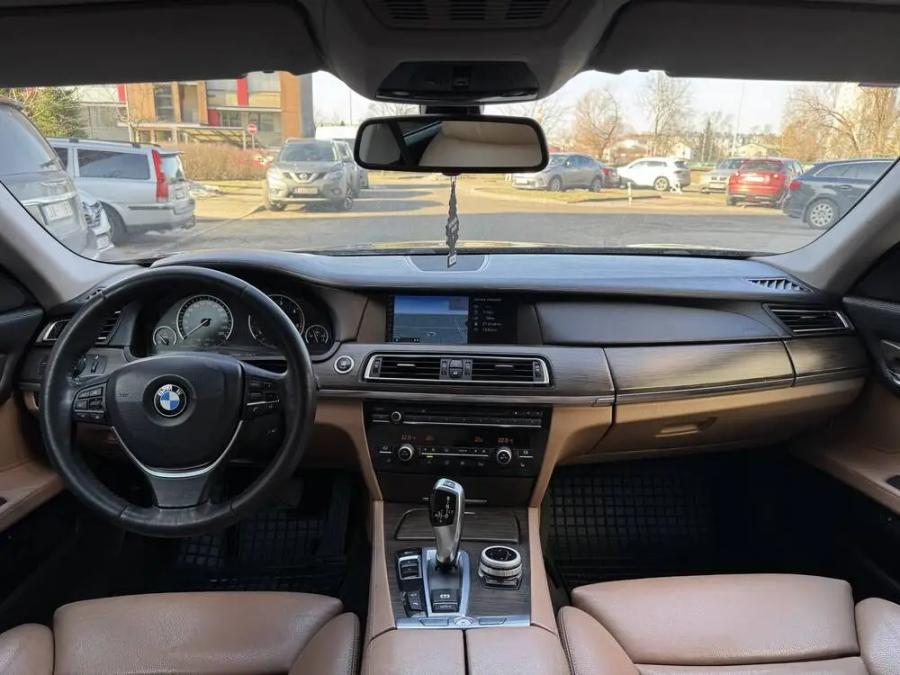 Grey BMW 730 2008 in Riga, with an engine capacity of 3.00 L and mileage of 345 thousand km for 8990 €, photo 6 on AUTOMOTO.COM.LV