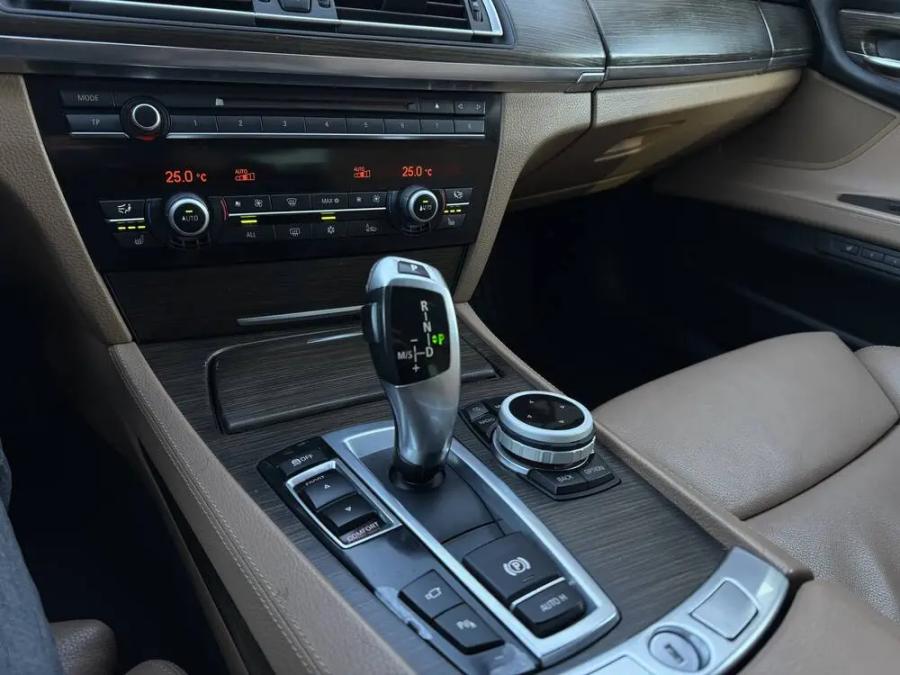 Grey BMW 730 2008 in Riga, with an engine capacity of 3.00 L and mileage of 345 thousand km for 8990 €, photo 19 on AUTOMOTO.COM.LV
