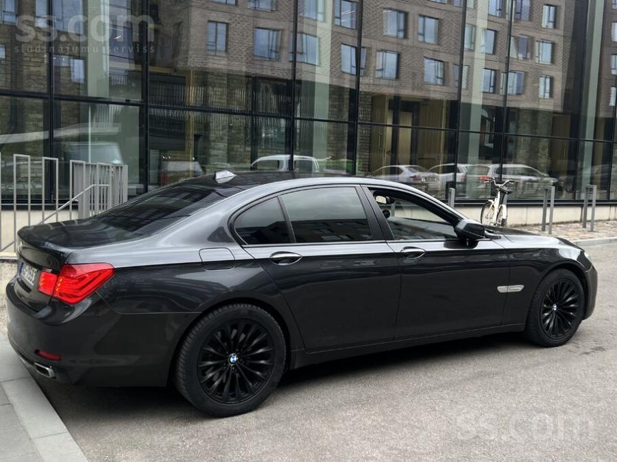 Grey BMW 730 2009 in Riga, with an engine capacity of 3.00 L and mileage of 330 thousand km for 10000 €, photo 2 on AUTOMOTO.COM.LV