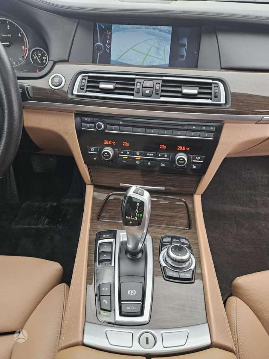 Grey BMW 730 2009 in Siauliai, with an engine capacity of 2.99 L and mileage of 315 thousand km for 9450 €, photo 18 on AUTOMOTO.COM.LV