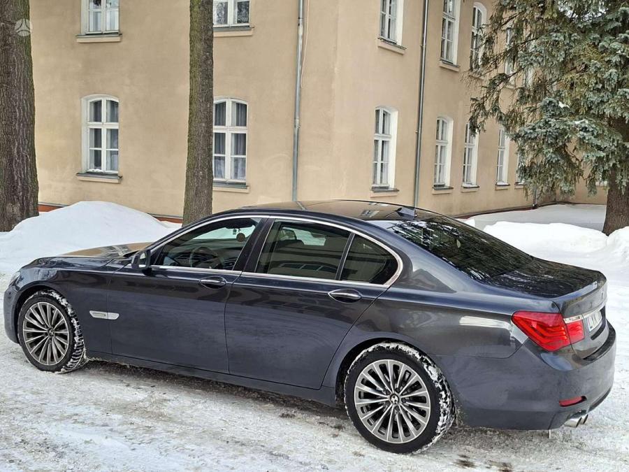 Grey BMW 730 2009 in Silute, with an engine capacity of 3.00 L and mileage of 380 thousand km for 8500 €, photo 2 on AUTOMOTO.COM.LV