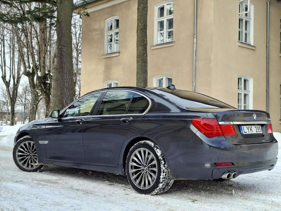 Grey BMW 730 2009 in Silute, with an engine capacity of 3.00 L and mileage of 380 thousand km for 8500 €, photo 10 on AUTOMOTO.COM.LV