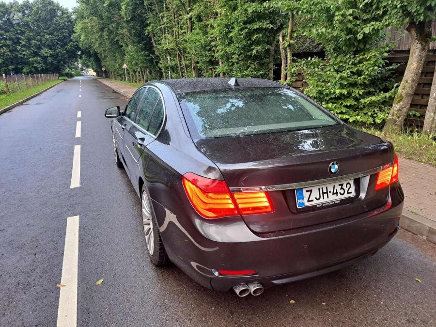 Grey BMW 730 2009 in Kedainiai, with an engine capacity of 2.99 L and mileage of 362 thousand km for 7650 €, photo 14 on AUTOMOTO.COM.LV