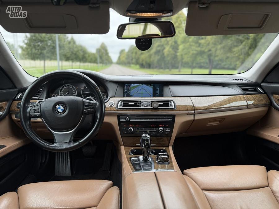 Grey BMW 730 2009 in Vilnius, with an engine capacity of 3.00 L and mileage of 360 thousand km for 10499 €, photo 13 on AUTOMOTO.COM.LV