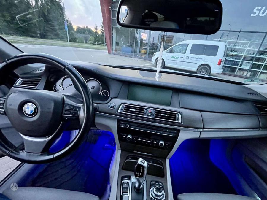 Pelēks BMW 730 2009 Kauņa, ar dzinēja tilpumu 3.00 L un nobraukumu 367 tūkst. km par 8500 €, foto 18 vietnē AUTOMOTO.COM.LV