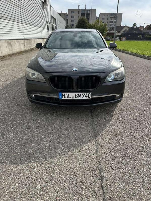 Grey BMW 730 2009 in Marijampole, with an engine capacity of 2.99 L and mileage of 318 thousand km for 8750 €, photo 1 on AUTOMOTO.COM.LV